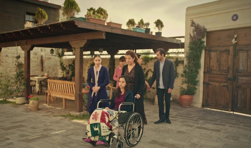 Maria ile Mustafa | Şahin, Çiçek’i merak ediyor. Özel Videosu