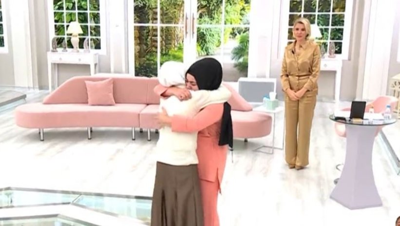 atv Ana Haber Programı Anne-kız canlı yayında buluştu İzle